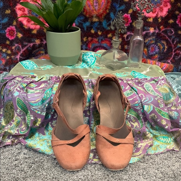 Ahnu | Shoes | Tan Heels With Smooth Finish And Minimalist Design ...